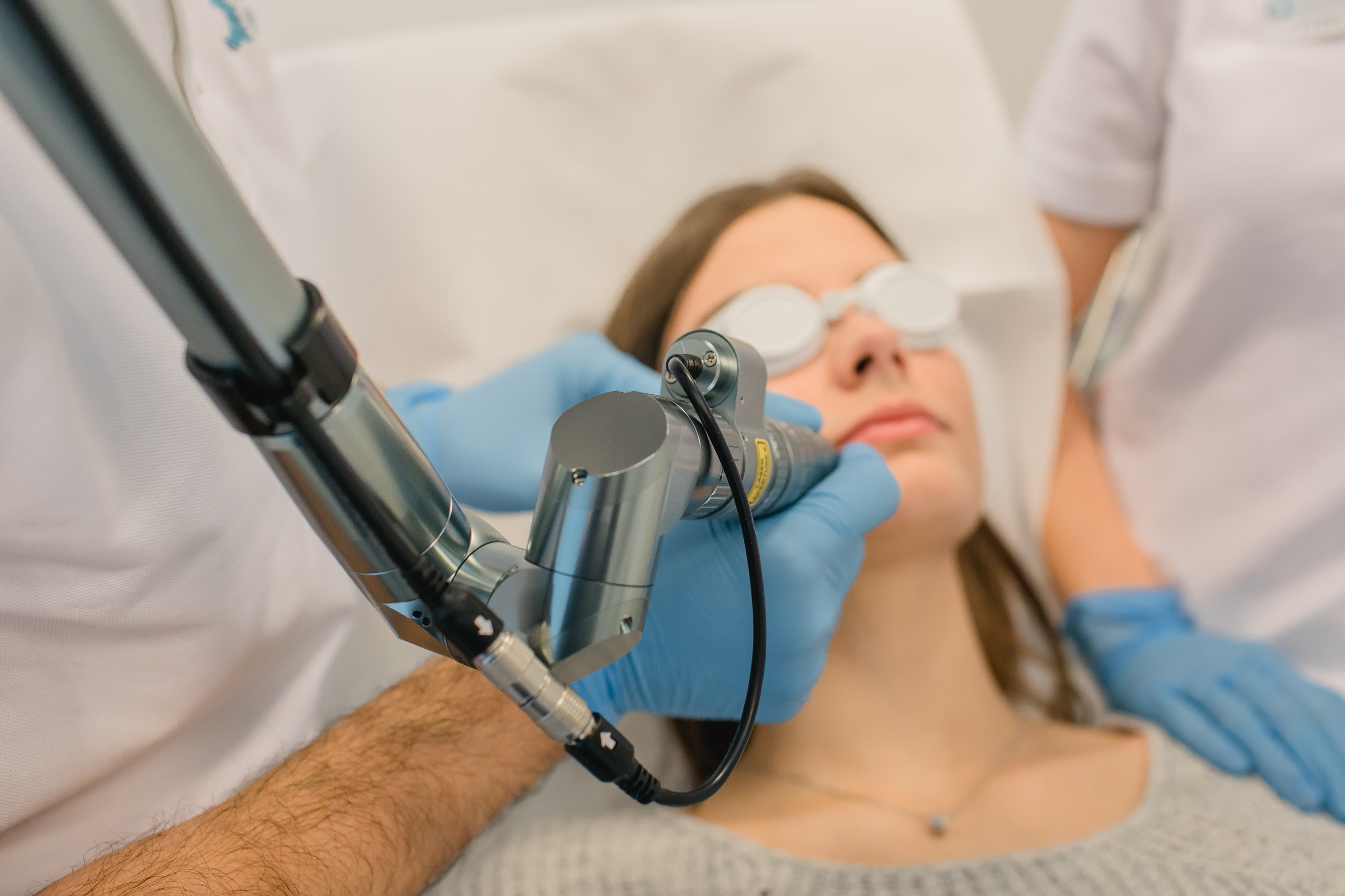 Altersflecken & Sonnenflecken lasern - Dr. med. Anthony Arayesh ...